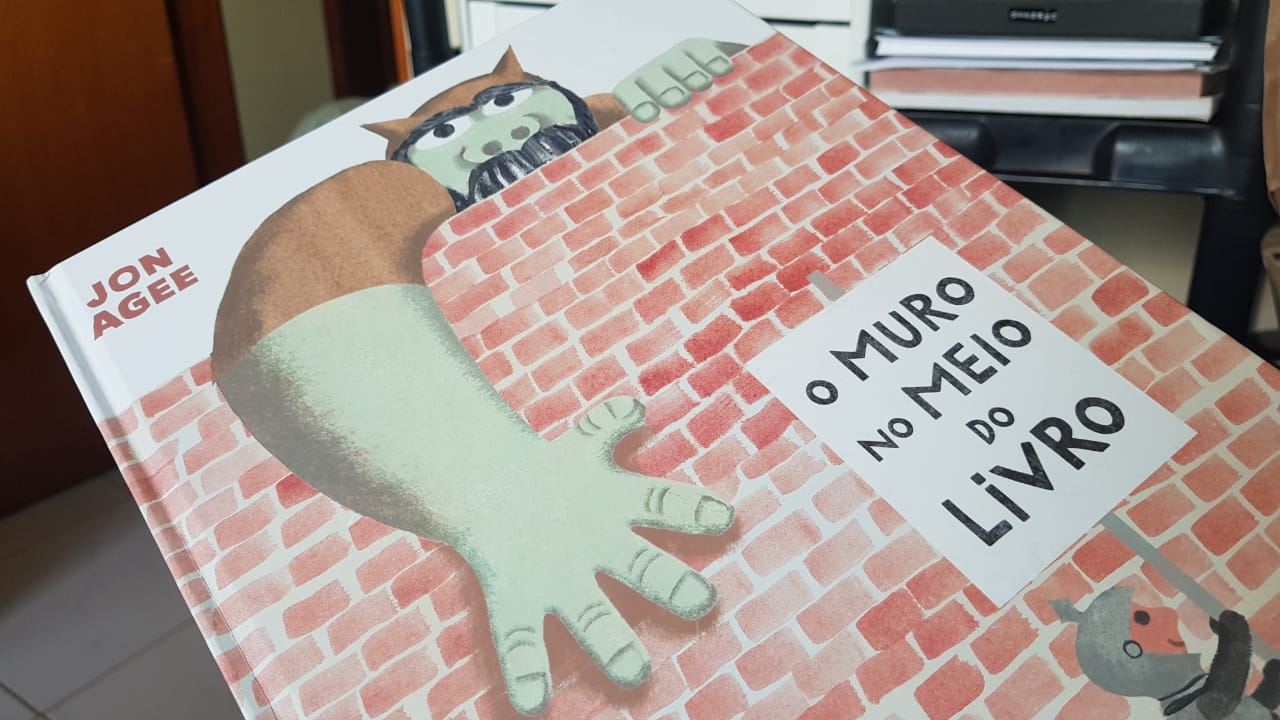 O Muro no Meio do Livro, de Jon Agee – resenha – Livroteca Story Time